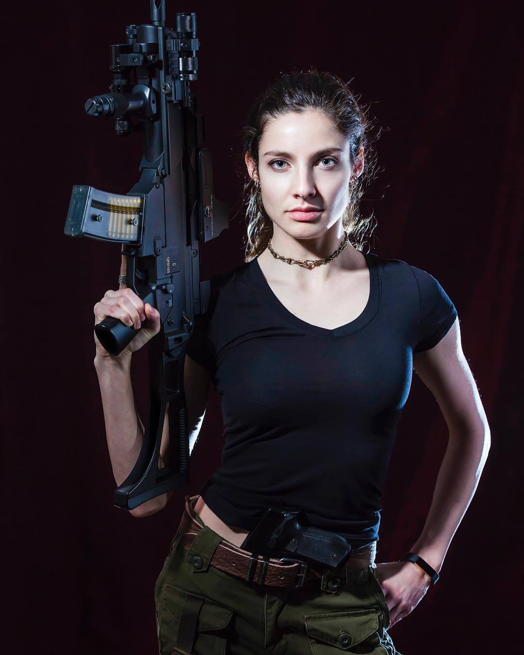 Bez Tytułu — Chick With Gun Handk G36