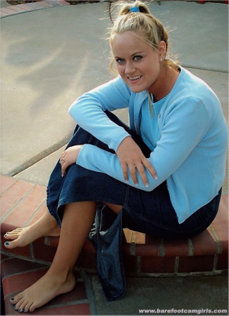 Barefoot College Girls And Barefoot Milfs Pics And More Pics Page 2